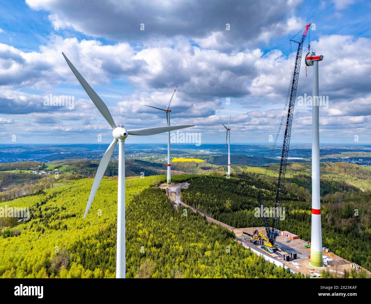 Aufbau eines Windrades, Windenergieanlage, Montage des Ringgenerators ...