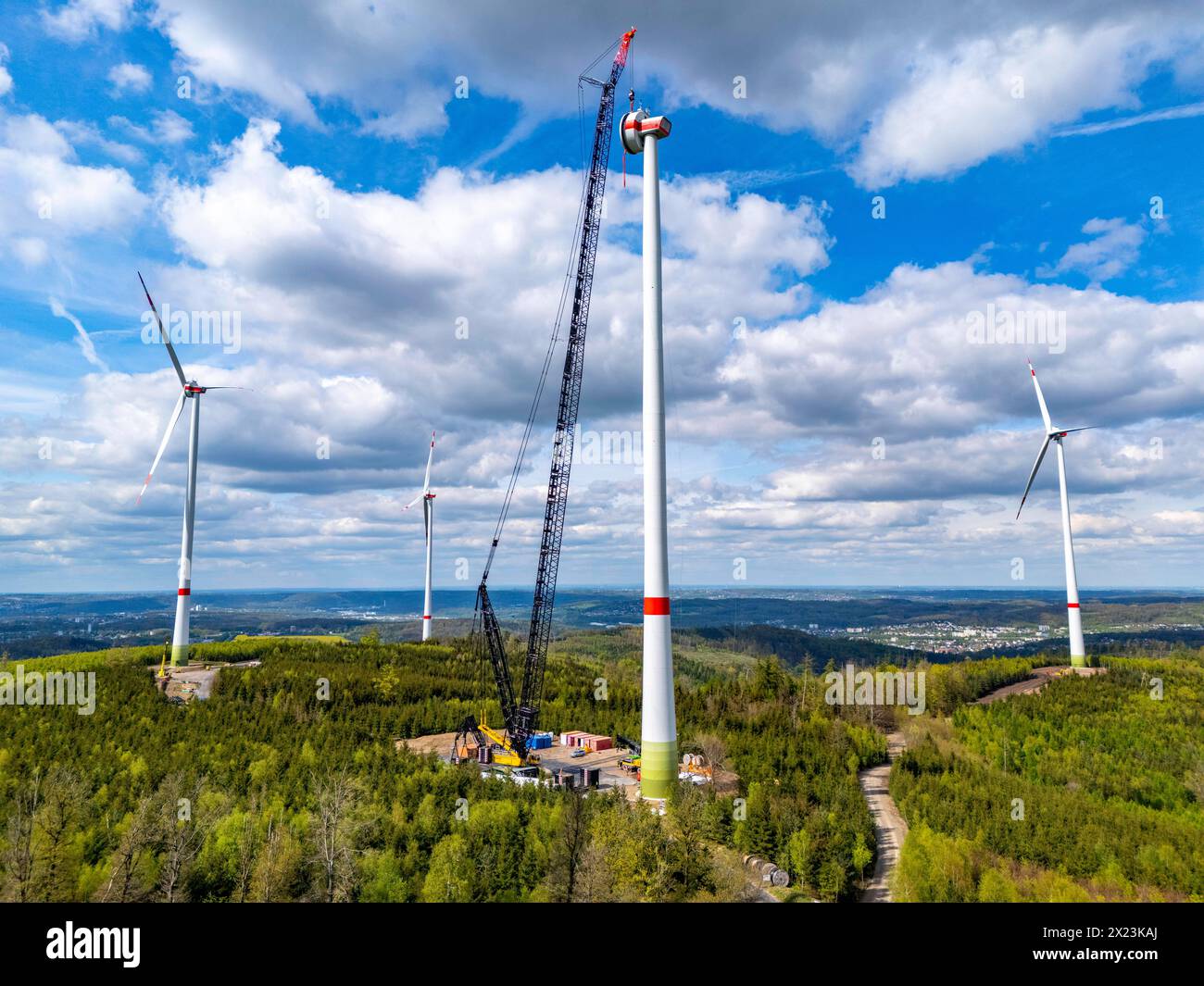 Aufbau eines Windrades, Windenergieanlage, Montage des Ringgenerators, mit einem Raupen ...