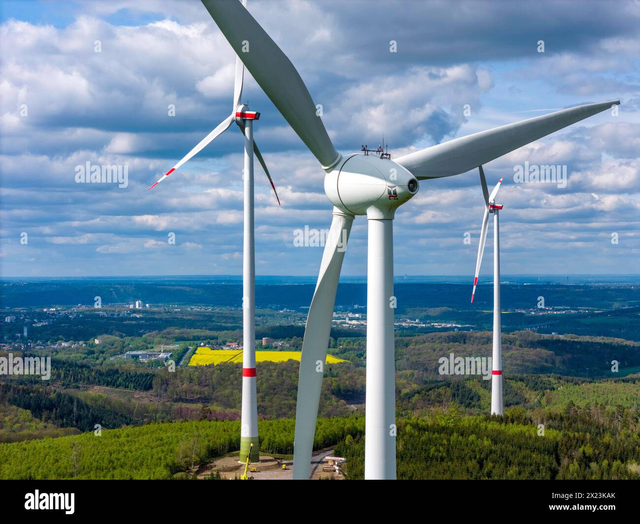 Aufbau eines Windrades, Windenergieanlage, Montage des Ringgenerators ...