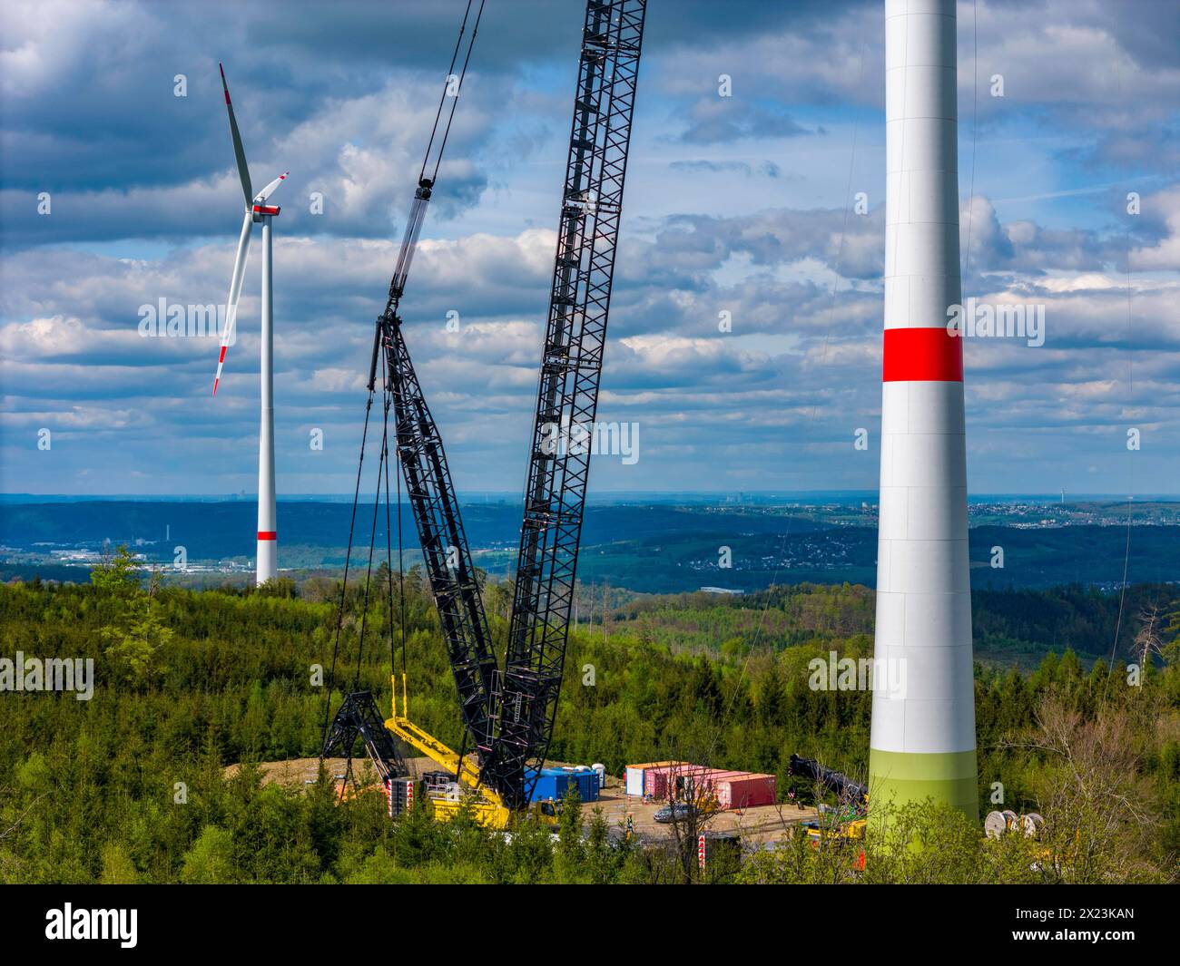 Aufbau eines Windrades, Windenergieanlage, Montage des Ringgenerators ...