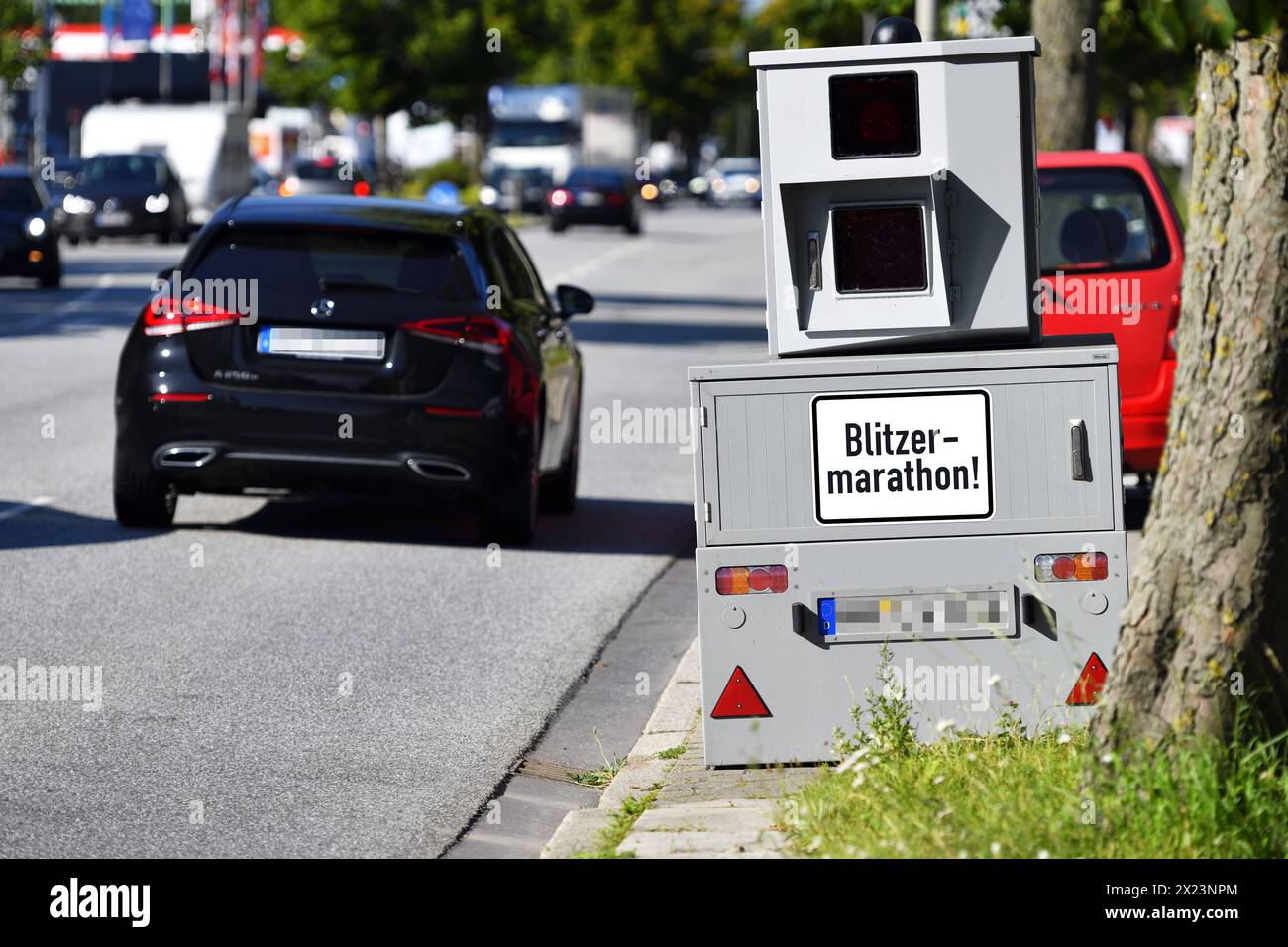 FOTOMONTAGE, Blitzeranhänger mit Schild und Aufschrift Blitzermarathon ...