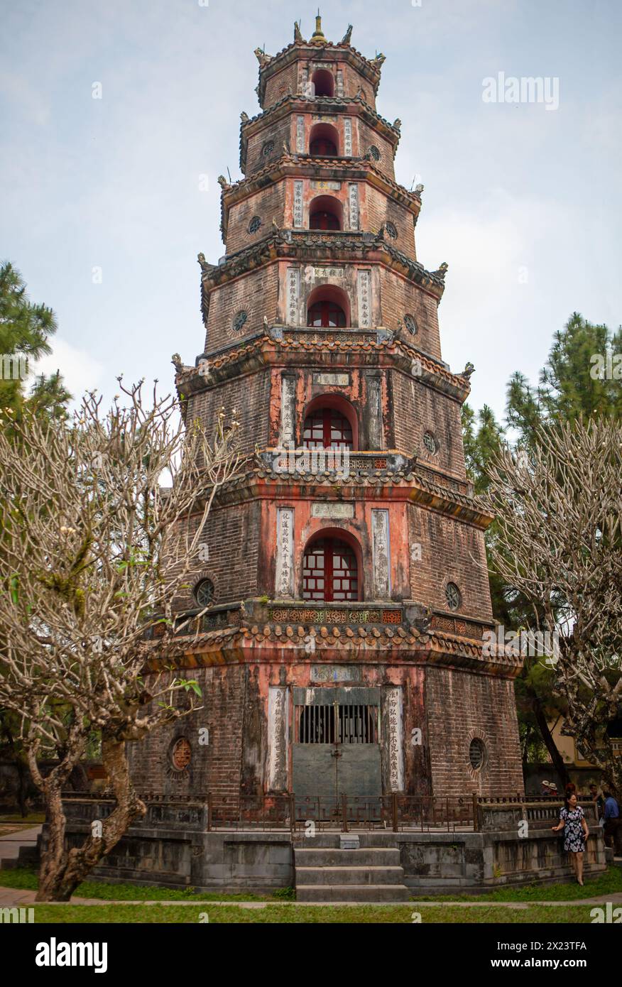 Thien mu pagode vietnam hi-res stock photography and images - Alamy