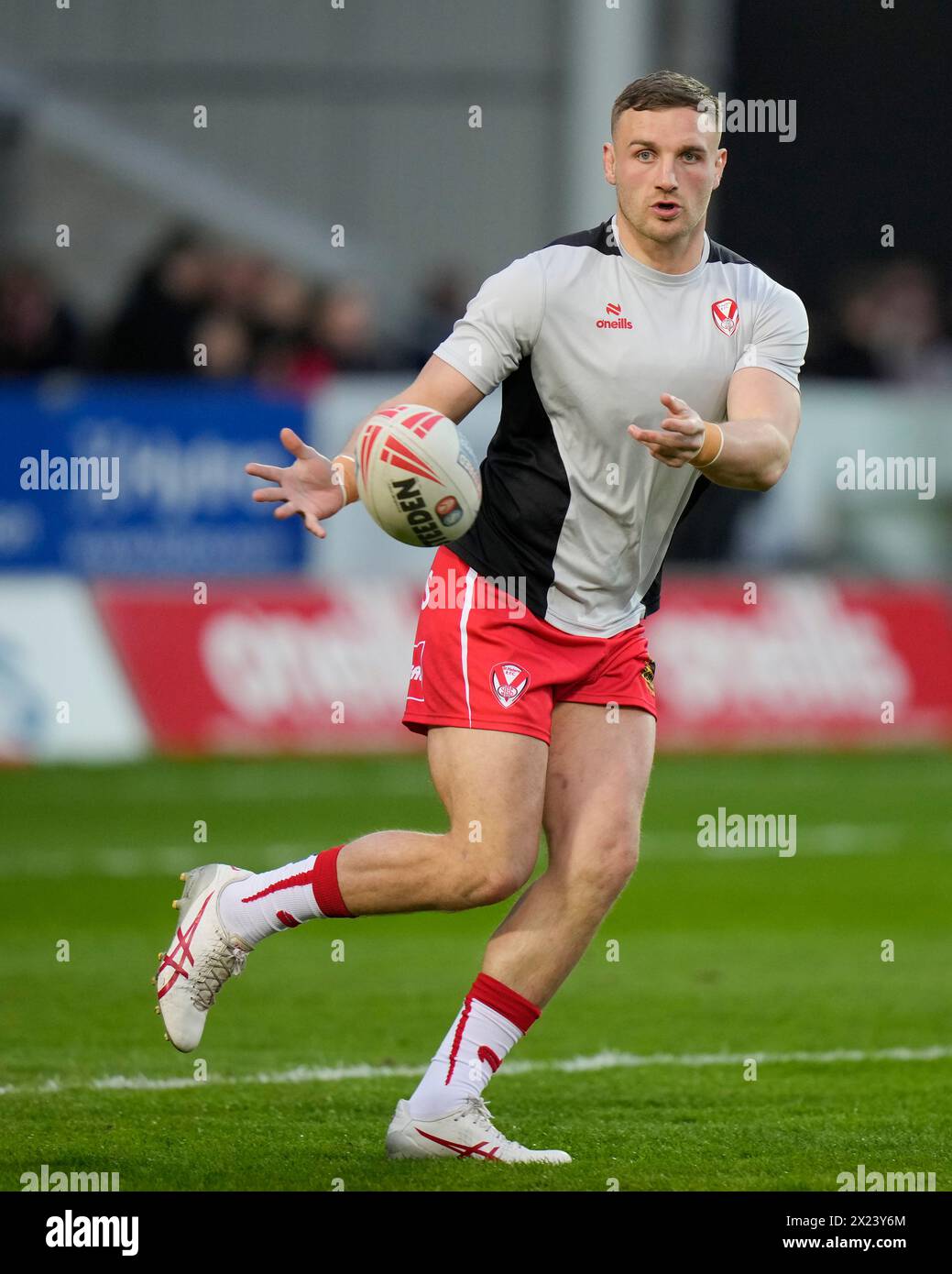 Matty Lees of St. Helens warms up before the Betfred Super League Round ...