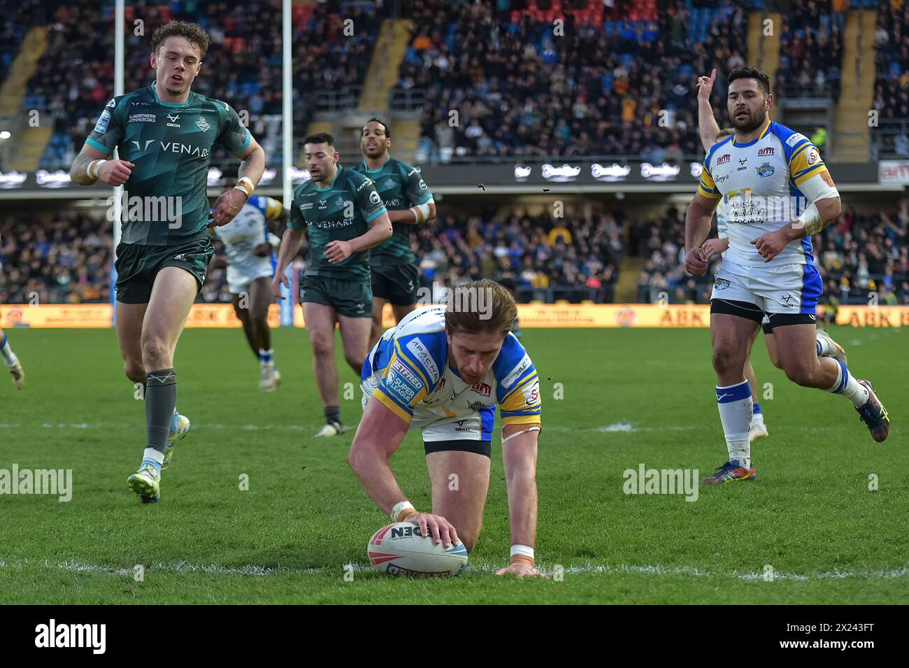 Paul Momirovski of Leeds Rhinos scores a try making the scores 4-0 ...