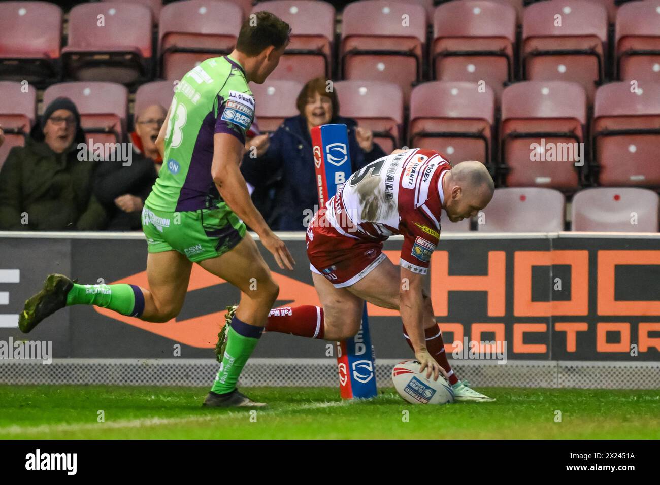 Liam Marshall of Wigan Warriors scores a try during the Betfred Super ...