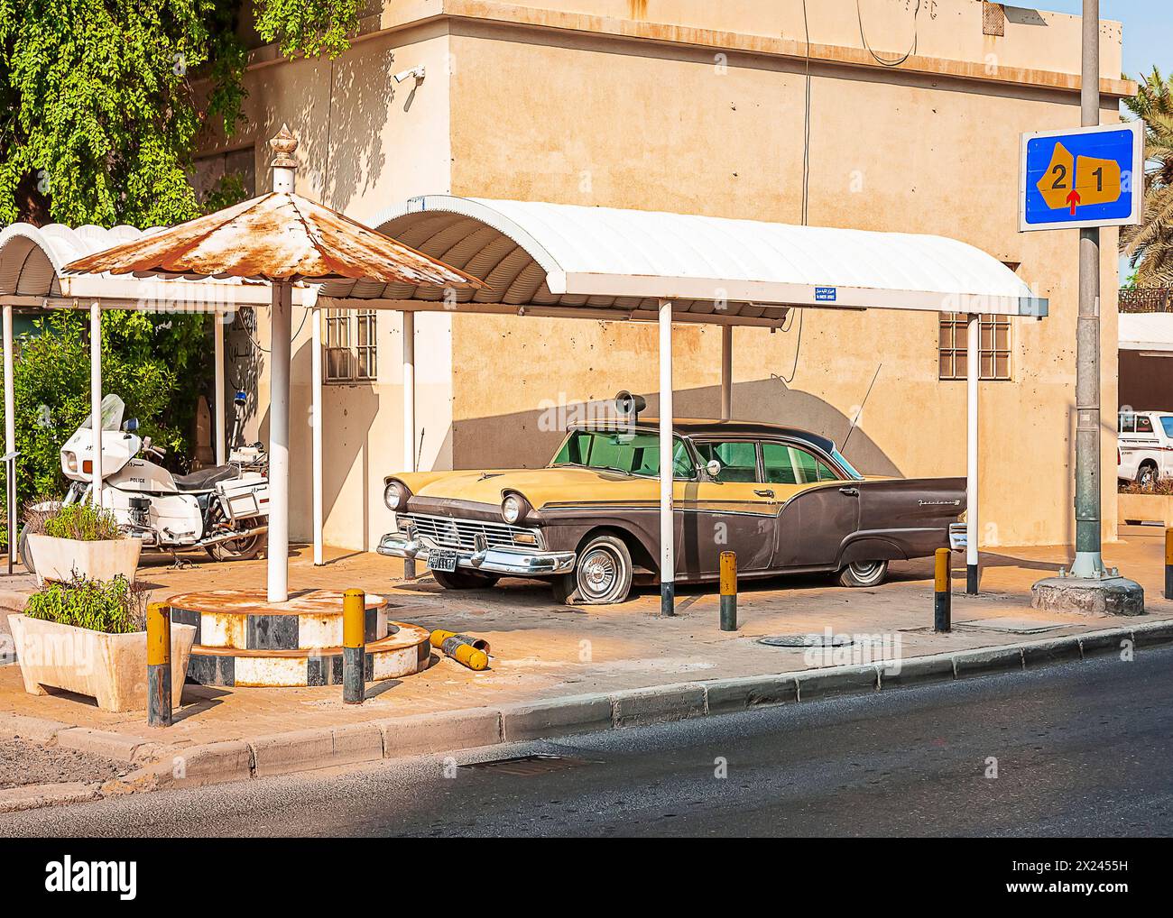 Car scene on exhibition road hi-res stock photography and images - Alamy
