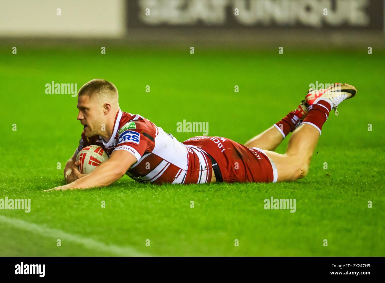 Ryan Hampshire of Wigan Warriors scores a try during the Betfred Super ...