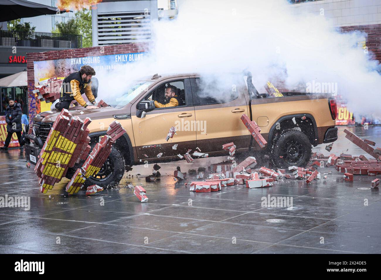 Europapremiere FALL GUY Stuntshow, Showeinlage, Stuntman, Auto, Wand ...