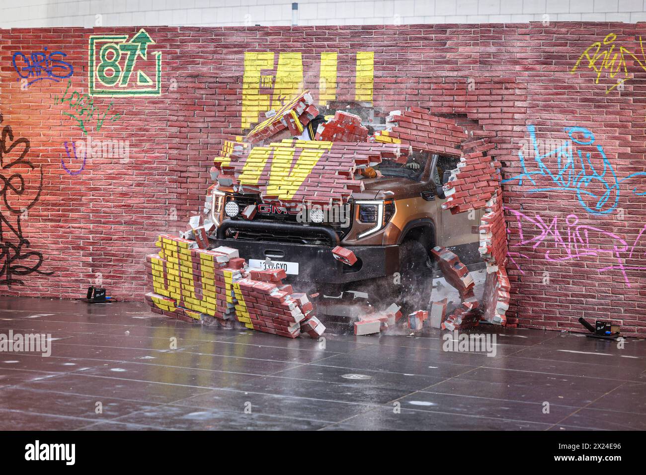 Europapremiere FALL GUY Stuntshow, Showeinlage, Stuntman, Auto, Wand ...