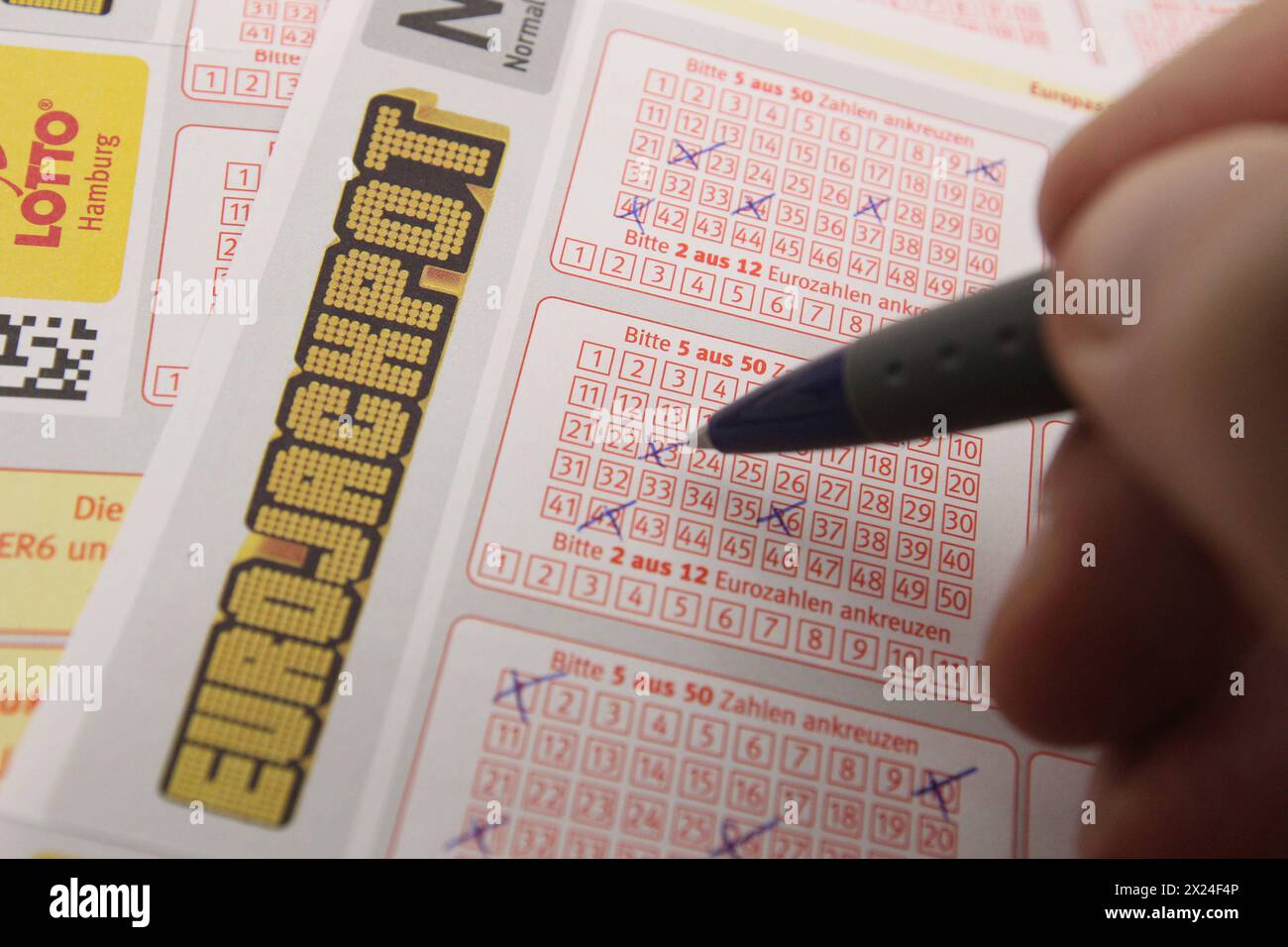 Ein Schein der Zahlenlotterie Eurojackpot liegt auf einem Schreibtisch ...