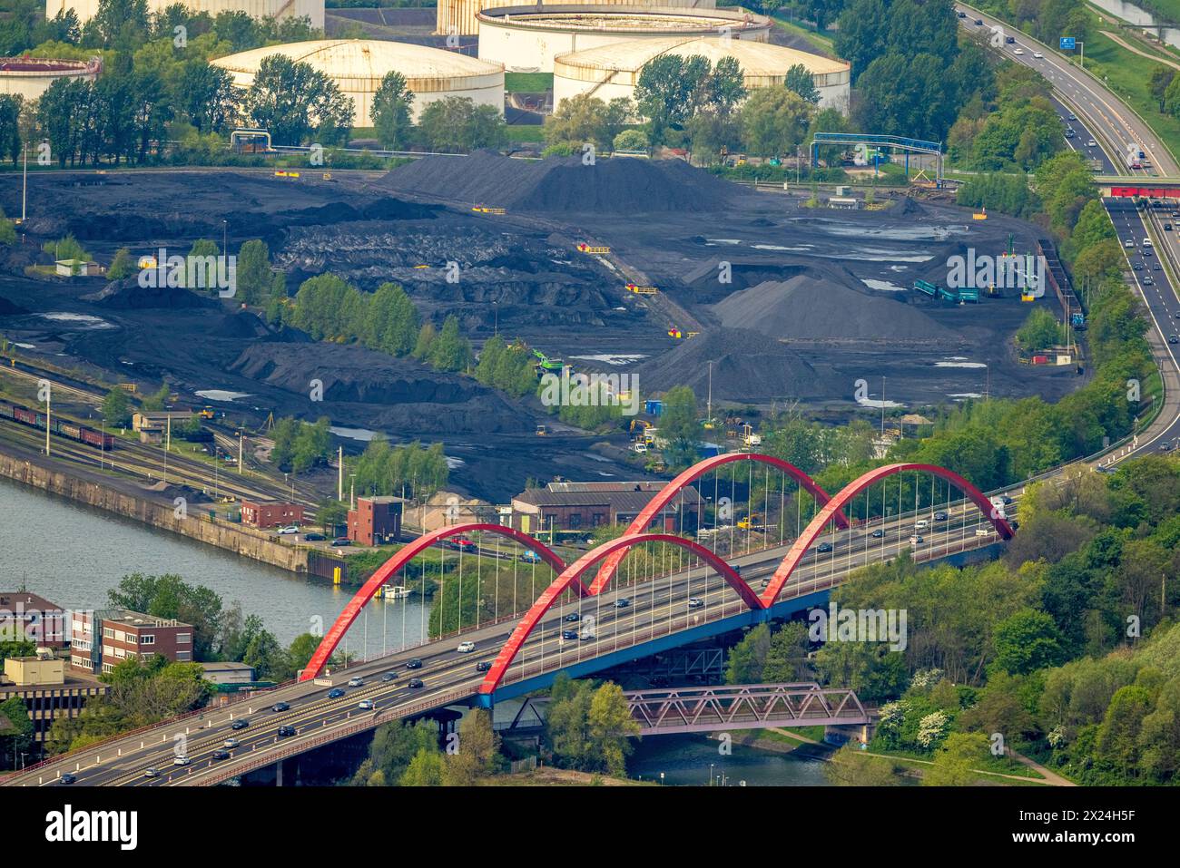 Luftbild, Stadthafen Essen mit Kohlenhafen und Rhein-Herne-Kanalbrücke ...