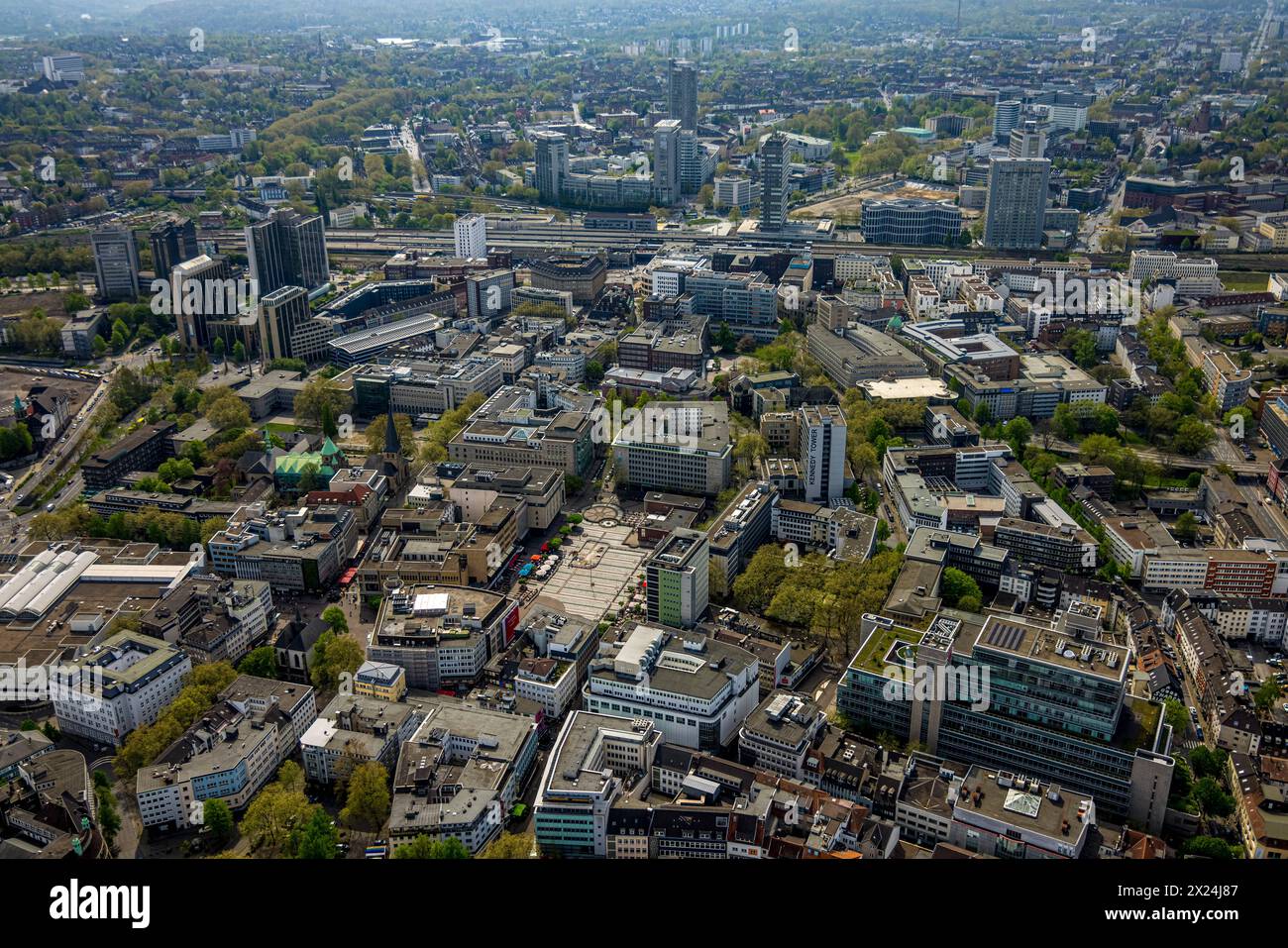 Luftbild, City mit Hochhaus-Geschäftshäusern und Hauptbahnhof Essen Hbf ...