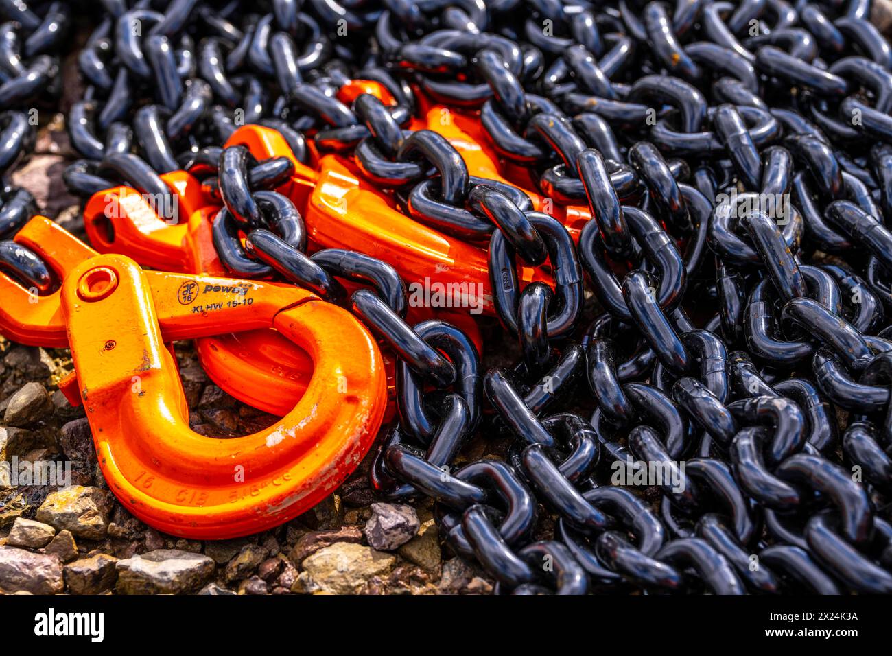 Schwere, dicke Ketten aus Stahl, schwarze Kettenglieder, orange ...
