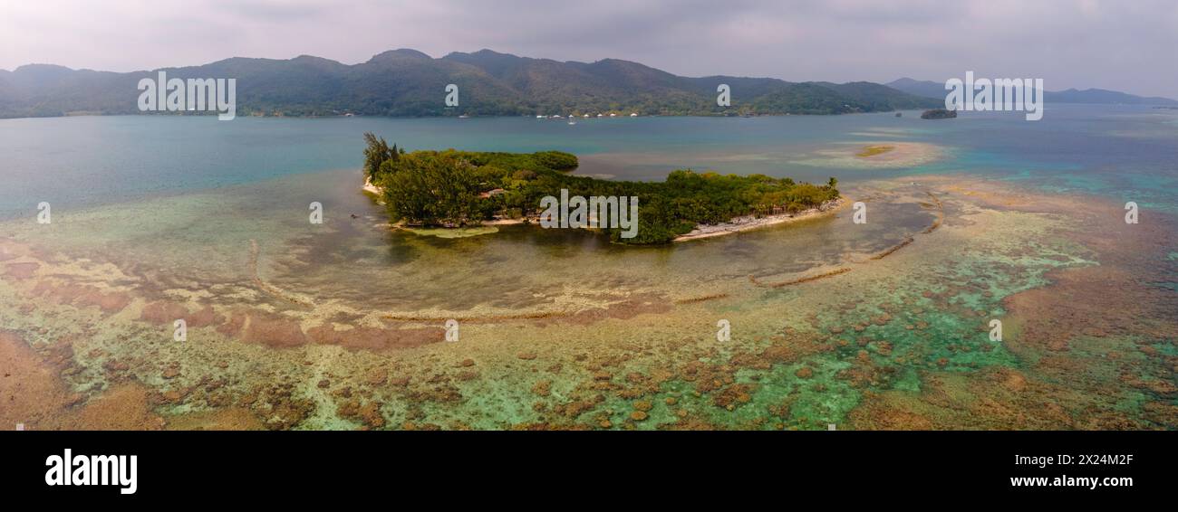 Aerial panoramic photograph of the Lime Cay Resort, Roat‡n, Honduras ...