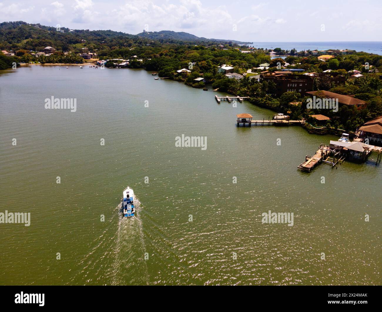 Aerial photograph of People return from a diving expedition, Roat‡n ...