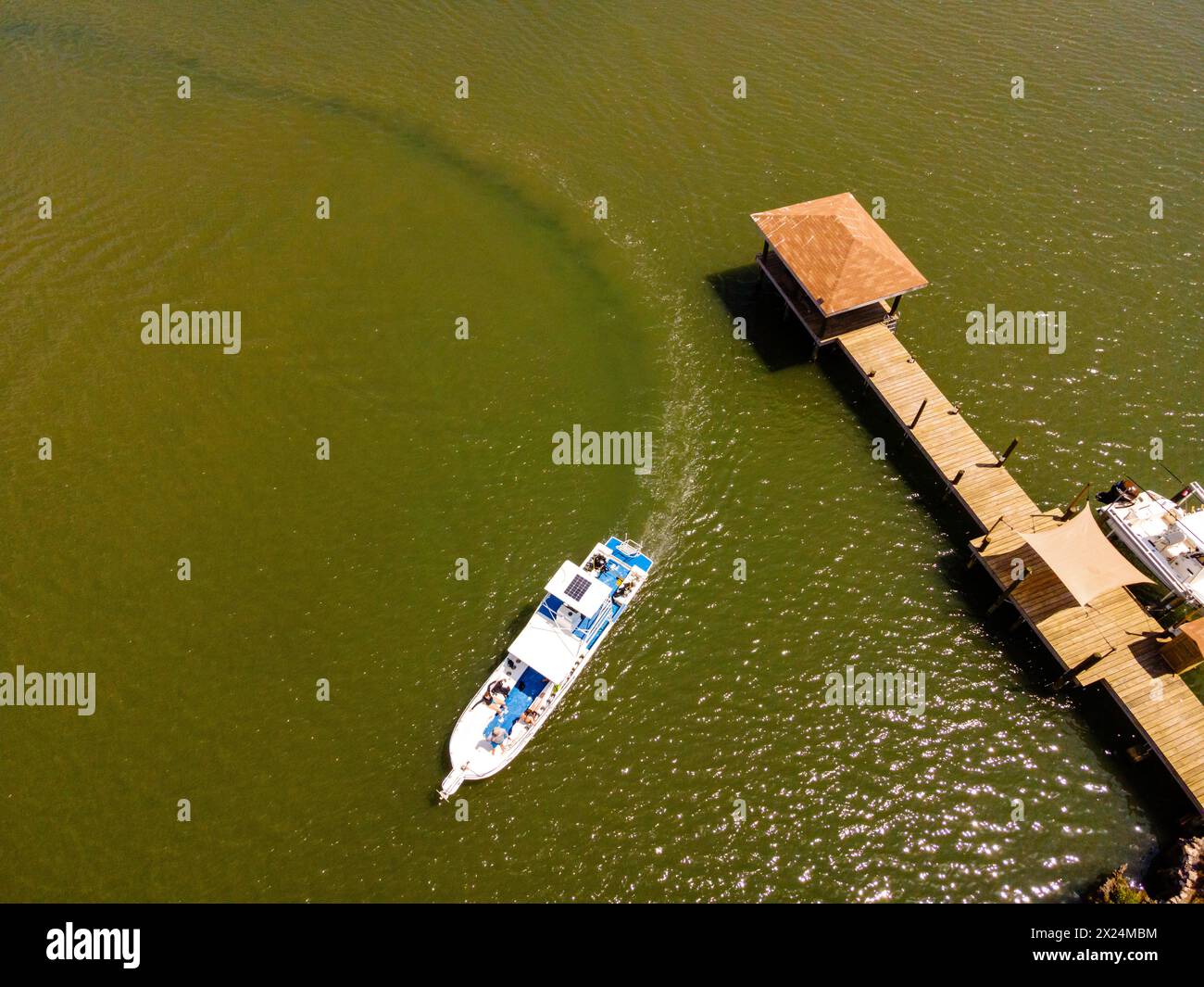 Aerial photograph of People return from a diving expedition, Roat‡n ...