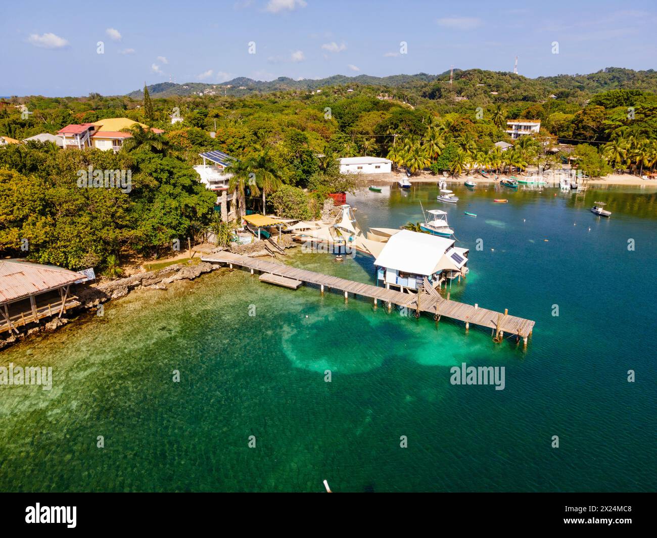 Aerial photograph of resorts to the east of West End Village, Roat‡n ...
