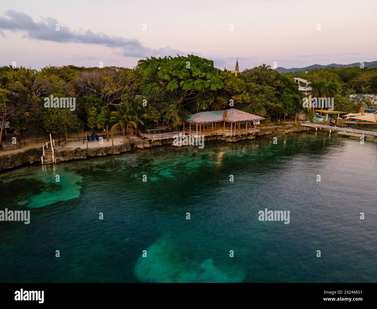 Aerial photograph of resorts to the east of West End Village, Roat‡n ...