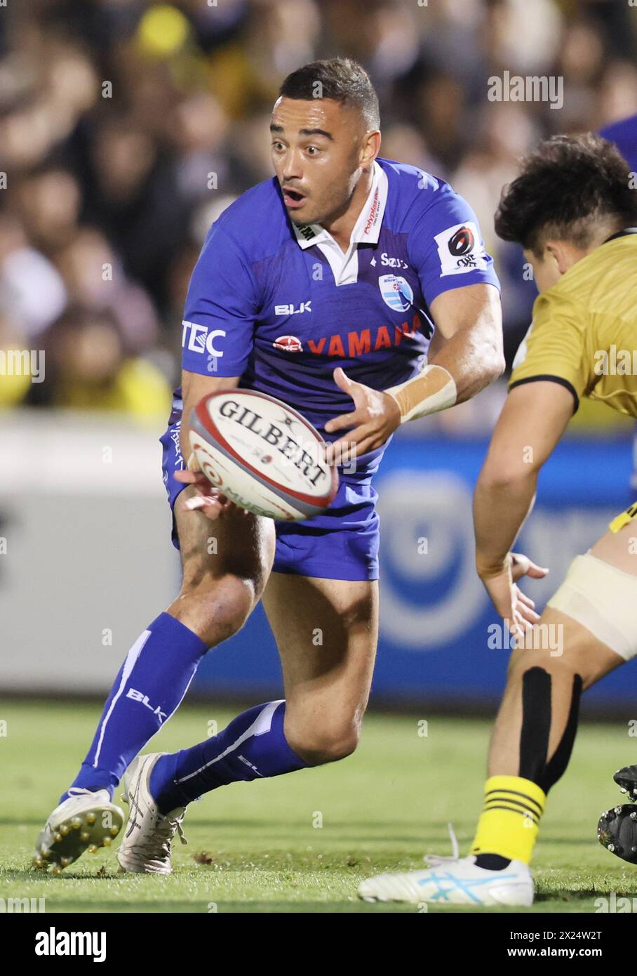 Tokyo, Japan. 19th Apr, 2024. Shizuoka BlueRevs scrum half Bryn Hall ...