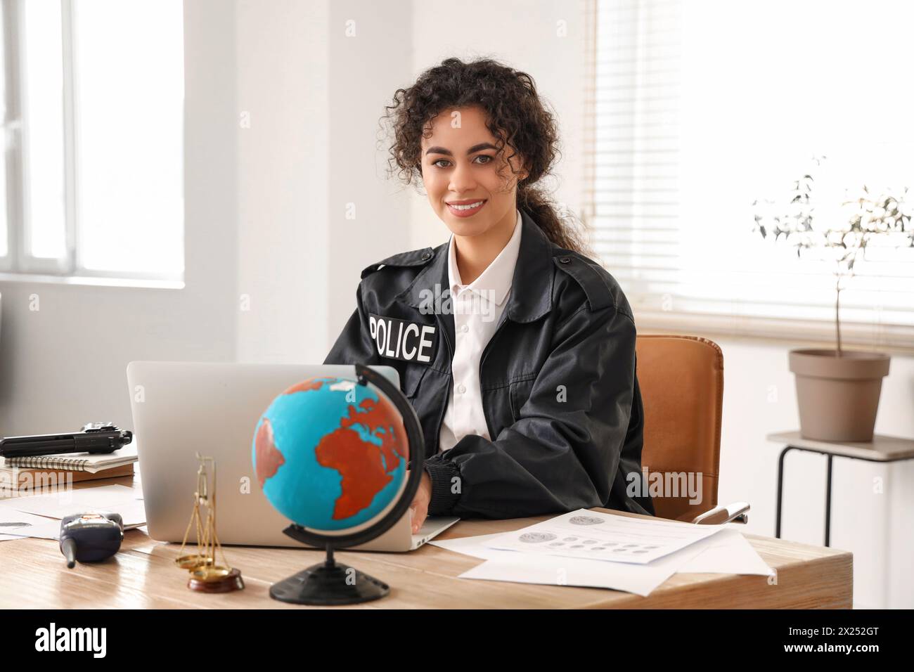 Sitting authority uniform police officer table hi-res stock photography ...