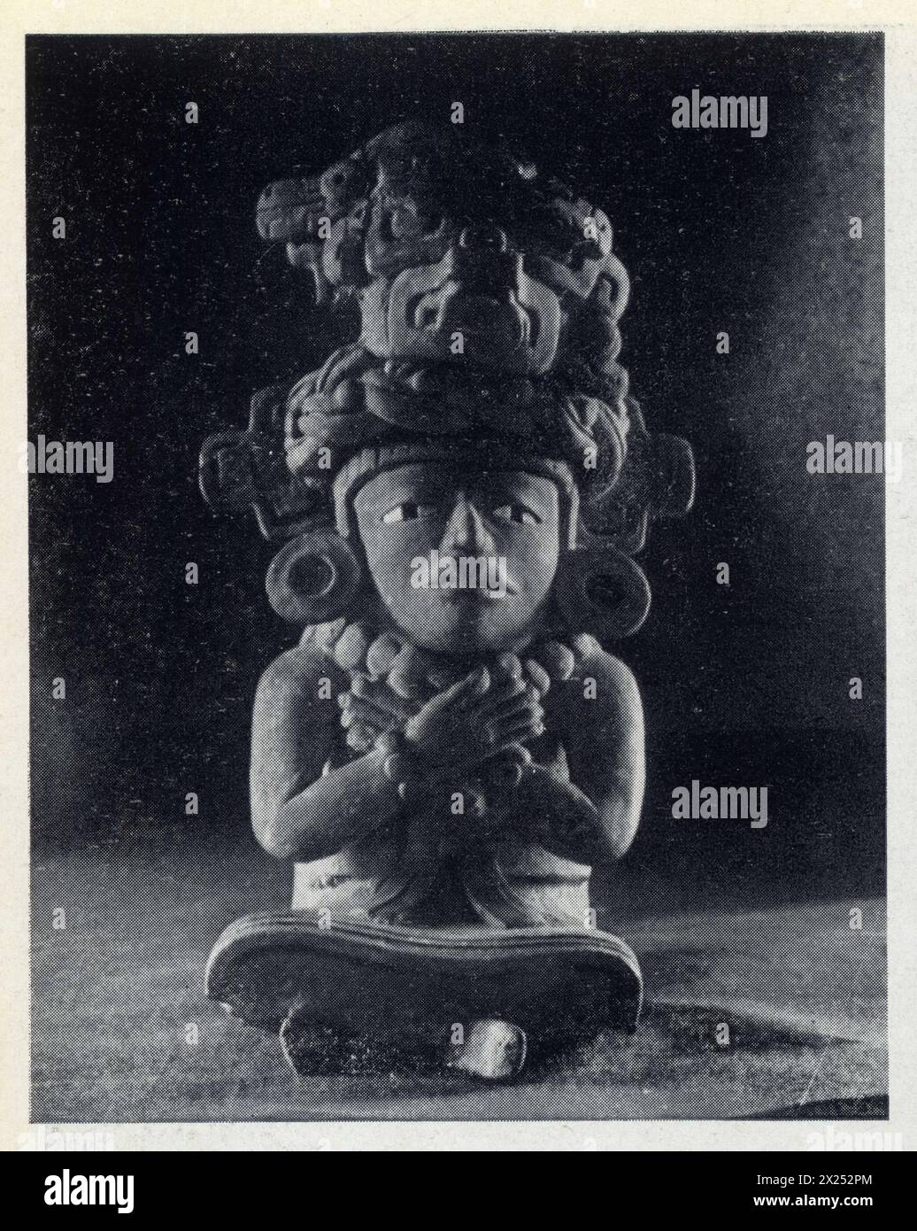 Urne funéraire,représentant une divinité assise,peinte en rouge.La ...