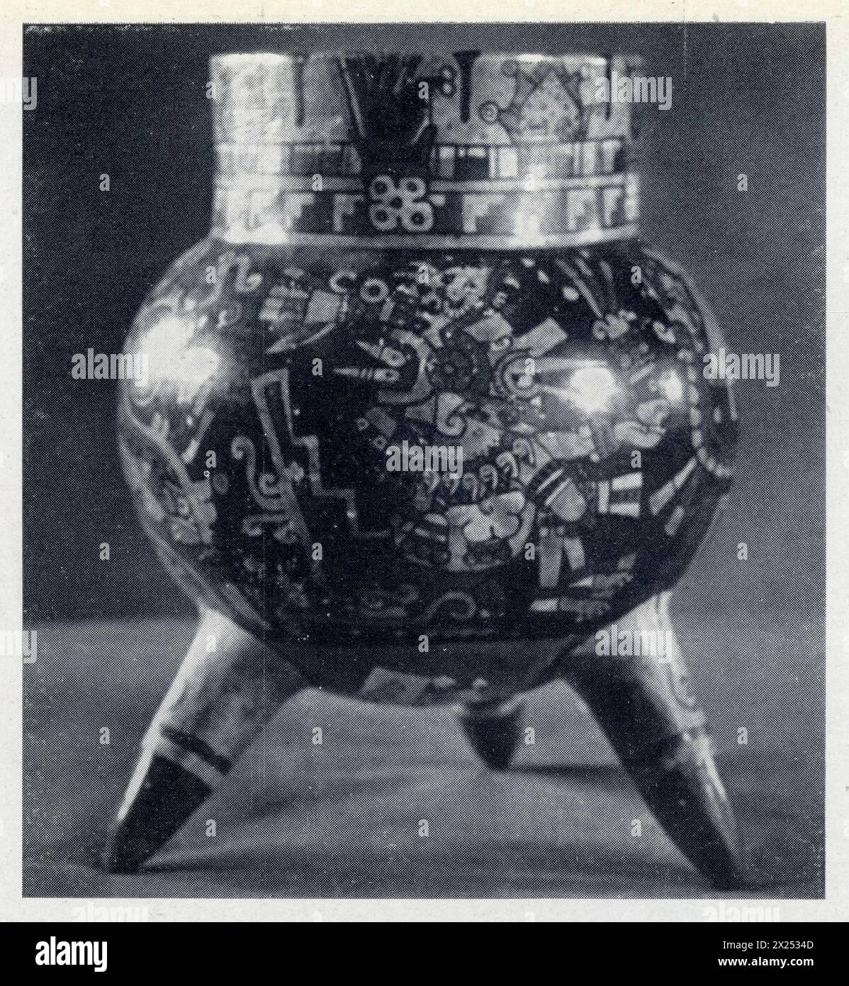 Cruche polychrome à goulot lisse, avec une anse. Décor, divinités ...