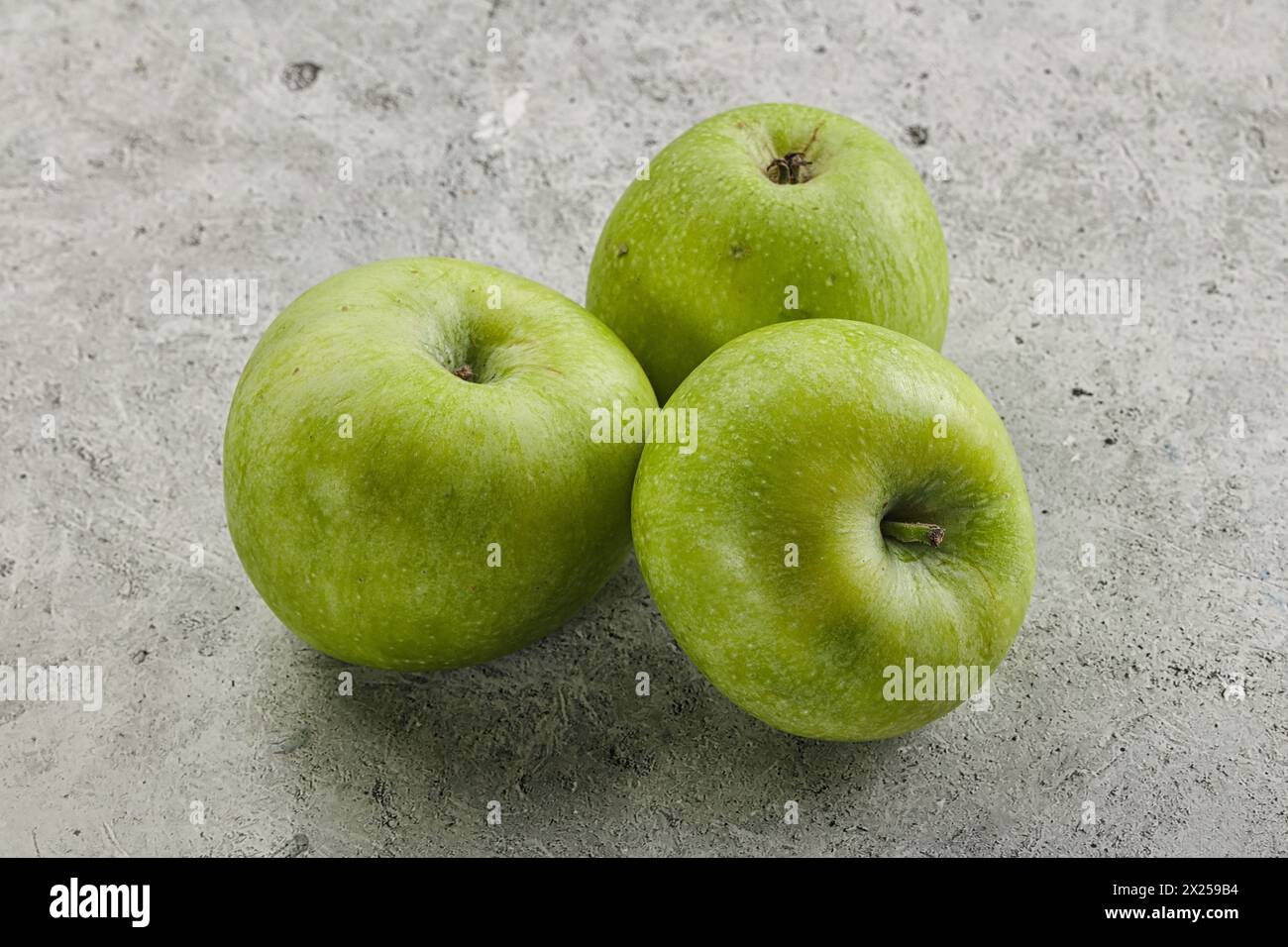 Sweet and juicy green apple heap Stock Photo - Alamy