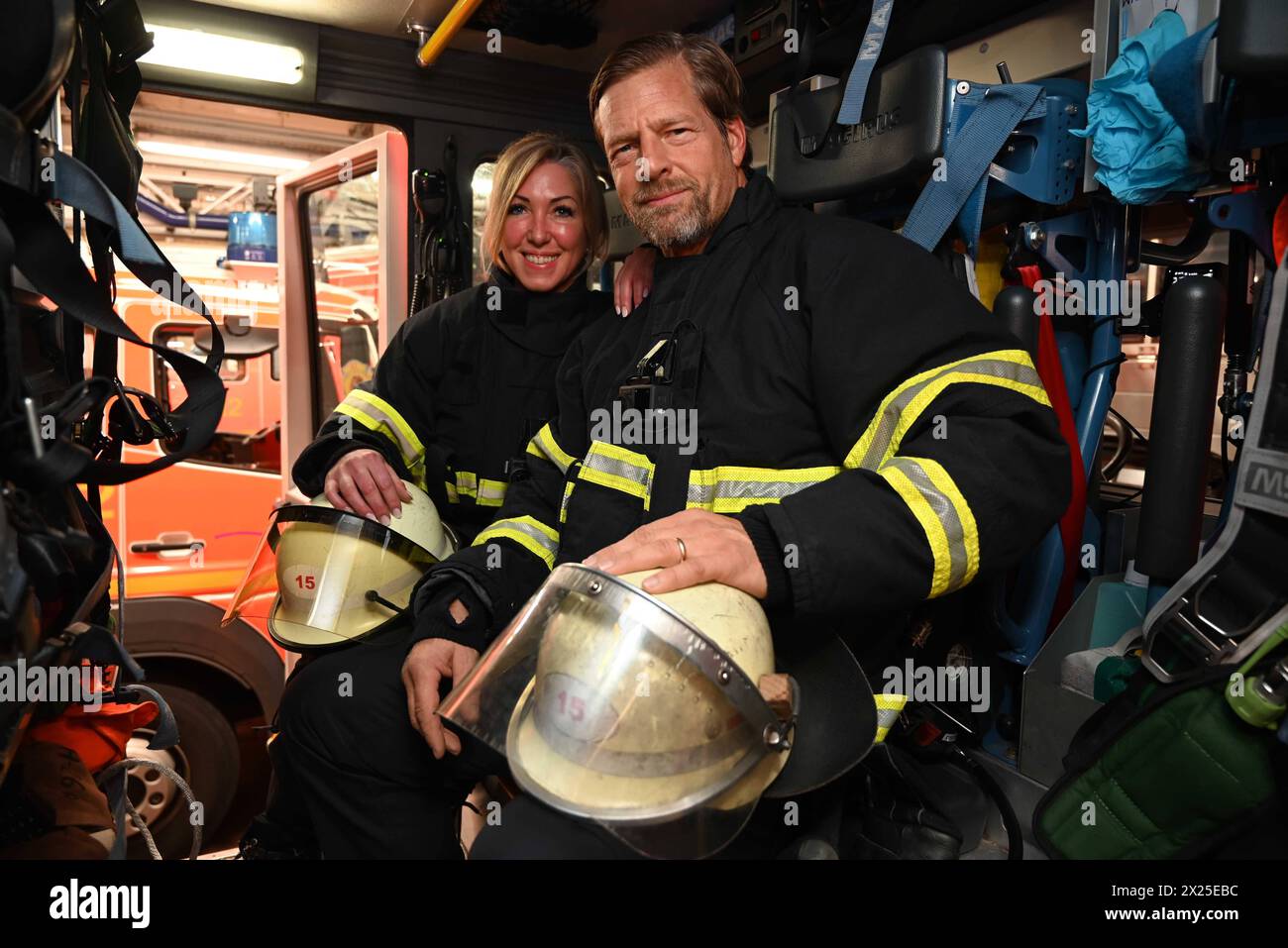 Mai-Lin Senf und Henning Baum im HLF der Berufsfeuerwehr Hamburg. Im ...