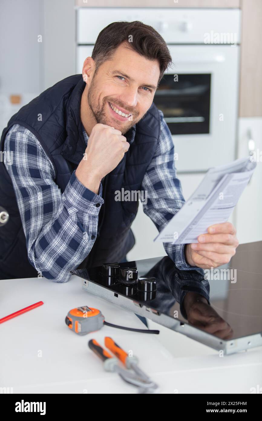 Man cleaning gas stove kitchen hi-res stock photography and images - Alamy
