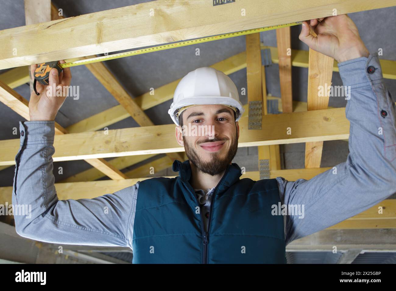 Working at roof level hi-res stock photography and images - Alamy
