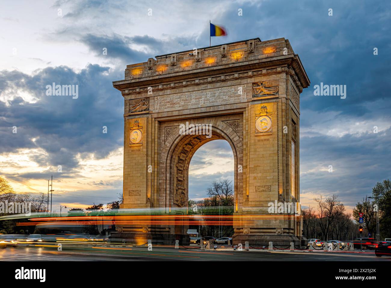 Illuminated arch victory on famous hi-res stock photography and images ...