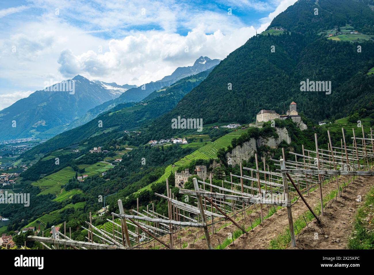 Schloss Tirol, Burggrafenamt, Südtirol, Italien Schloss Tirol von Dorf ...