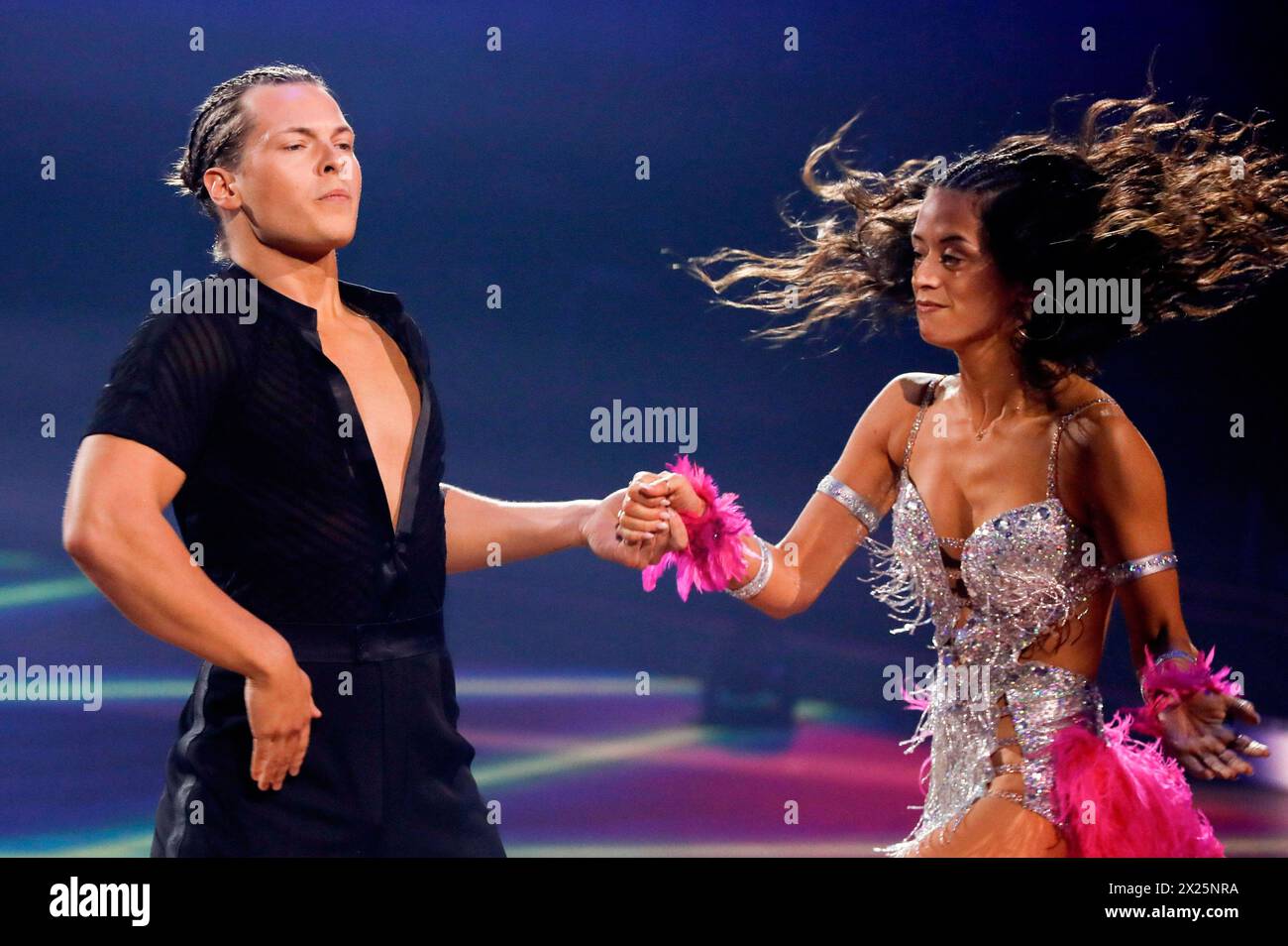 Gabriel Kelly mit Malika Dzumaev in der siebten Live-Show der 17 ...