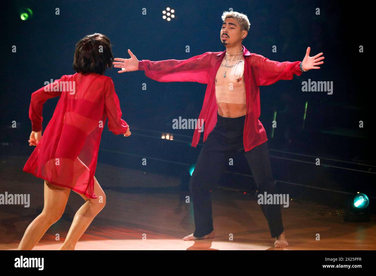 Tony Bauer mit Anastasia Stan in der siebten Live-Show der 17. Staffel ...