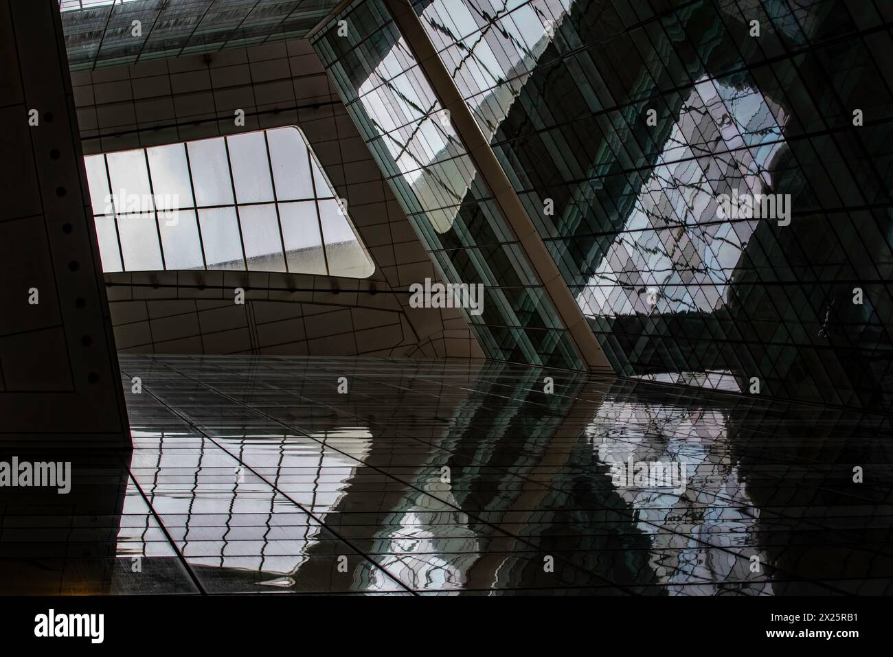 National library of singapore portico area hi-res stock photography and ...