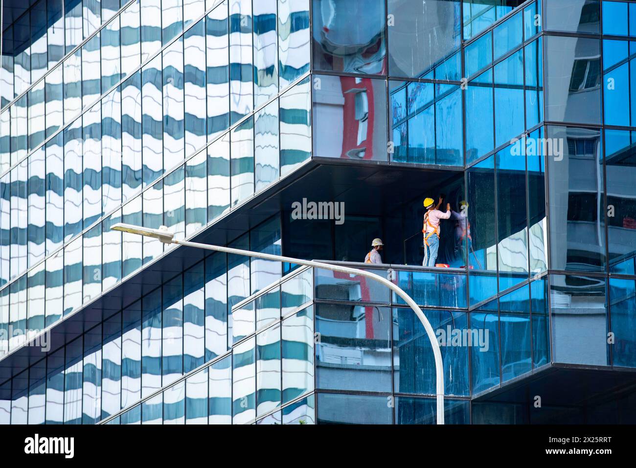 Glaziers working on an all glass building hi-res stock photography and ...