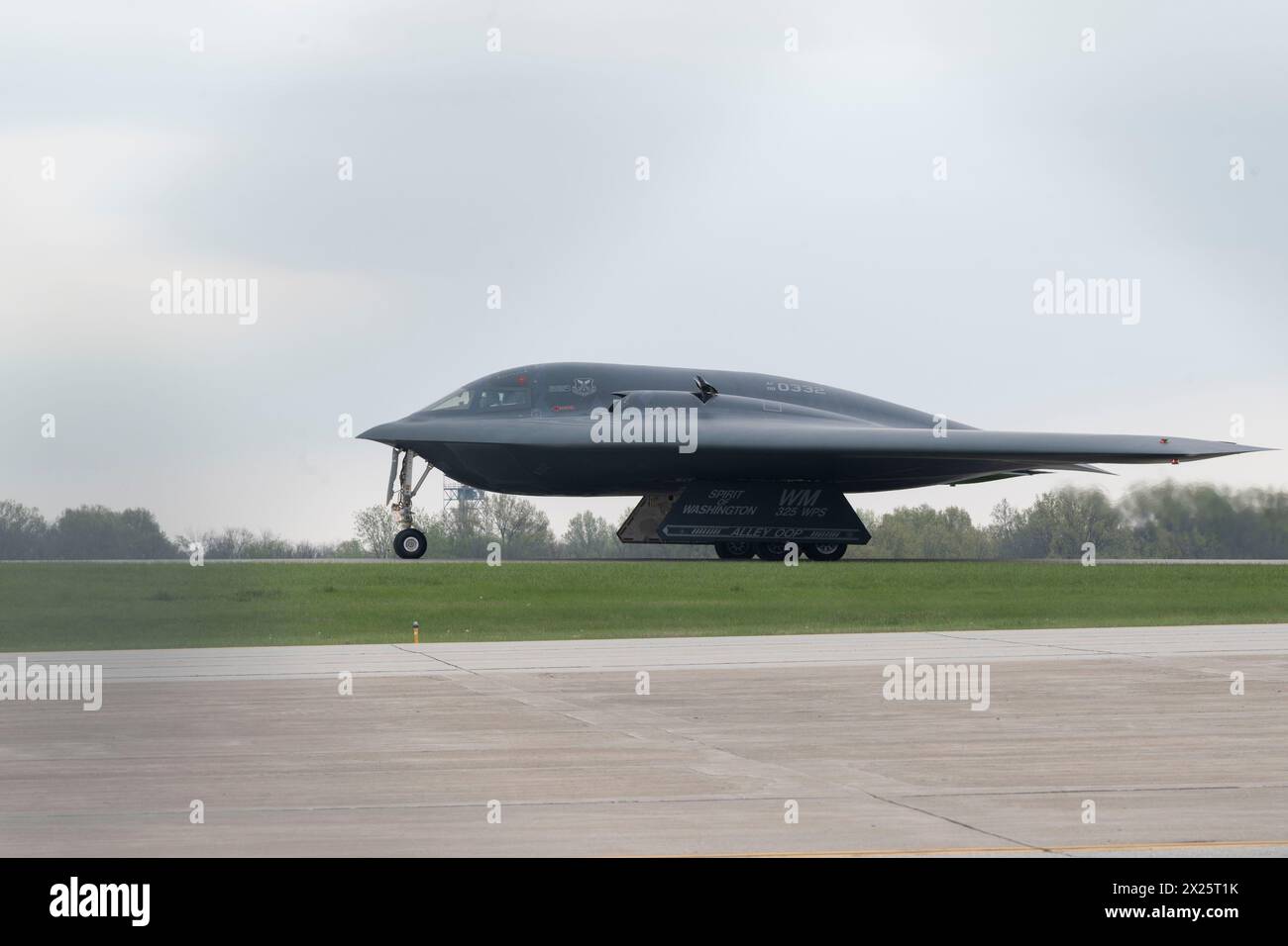 A B-2 Spirit stealth bomber assigned to the 509th Bomb Wing taxis to ...