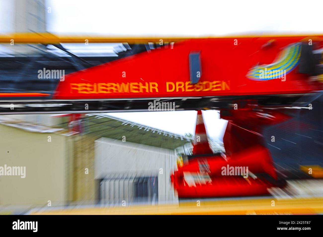 Symbolbild Feuerwehrfahrzeug Scania, gezoomt, DLAK 23/12 der ...