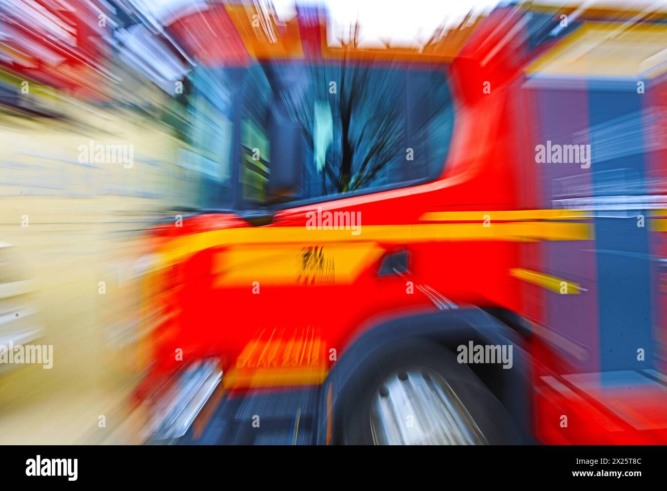 Symbolbild Feuerwehrfahrzeug Scania, gezoomt, DLAK 23/12 der ...