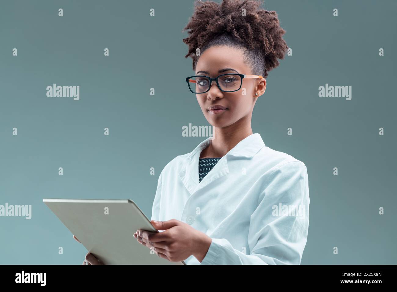 The discerning eye hi-res stock photography and images - Alamy