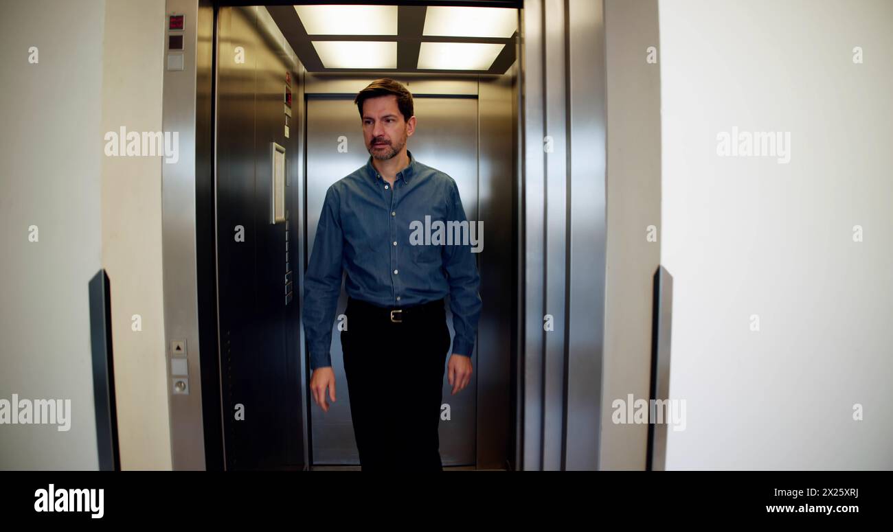 Opening elevator door hi-res stock photography and images - Alamy