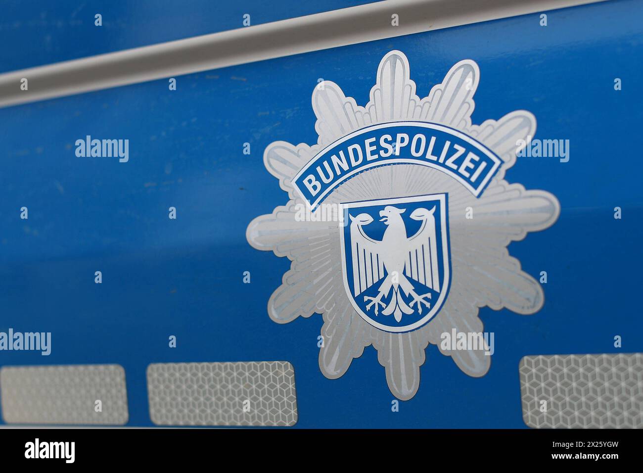 18.04.2024, Mannheim, Logo Wappen Bundespolizei Polizei in Nahaufnahme ...