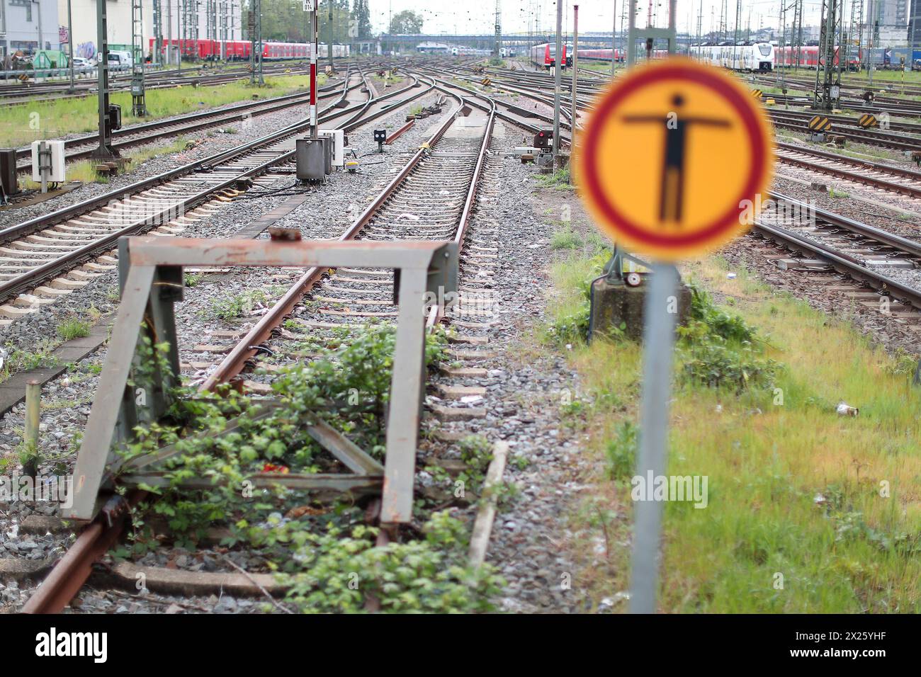 18.04.2024, Mannheim, Blick auf leere Gleise am Bahnhof Bahnsteigende ...
