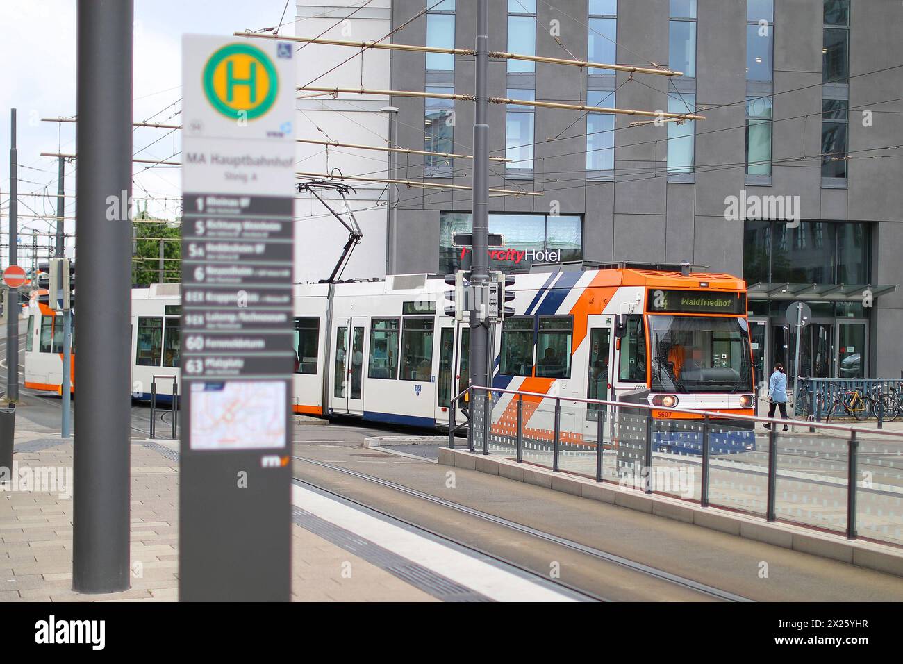 18.04.2024, Mannheim, Straßenbahn 4 am Bahnhofsvorplatz Haltestelle ...