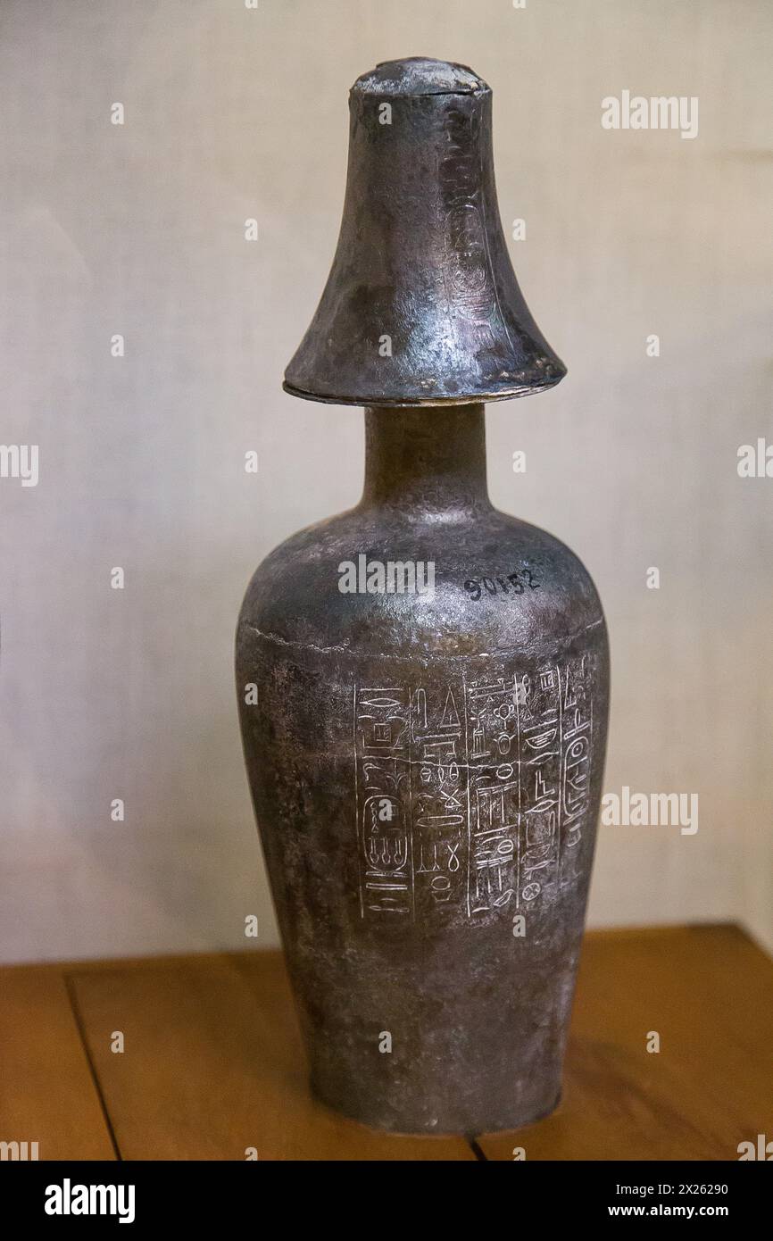 Egyptian vase museum hi-res stock photography and images - Alamy
