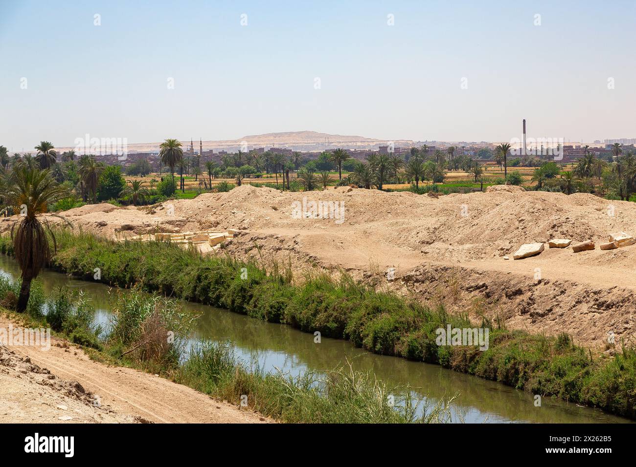 Modern pyramid hi-res stock photography and images - Alamy