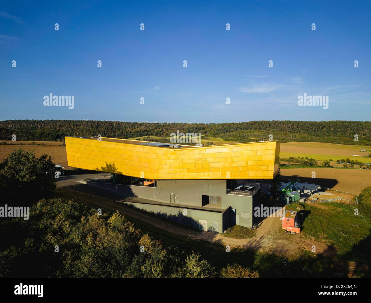 Arche von Nebra Markantes modernes Besucherzentrum mit astronomischen ...