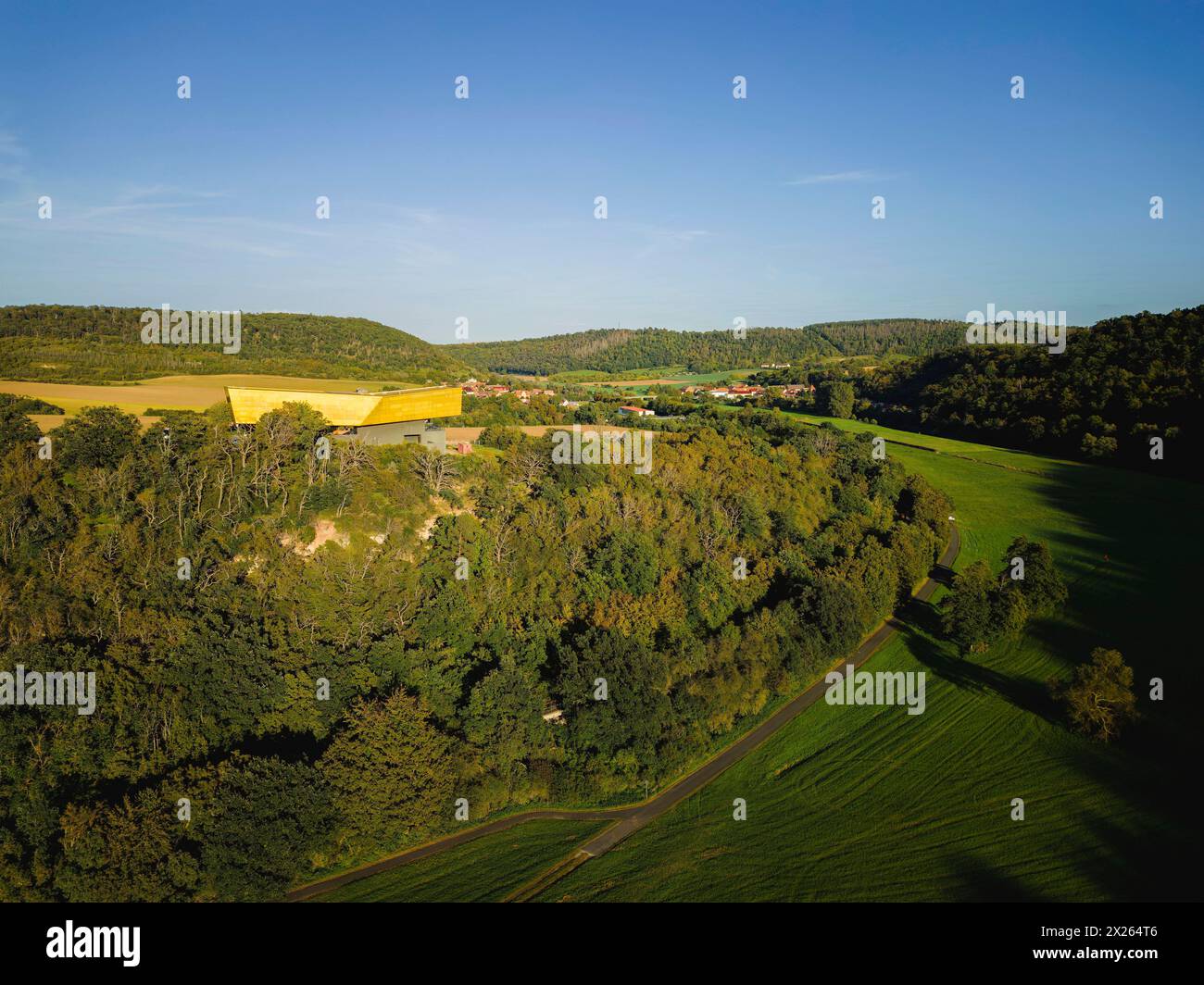 Arche von Nebra Markantes modernes Besucherzentrum mit astronomischen ...
