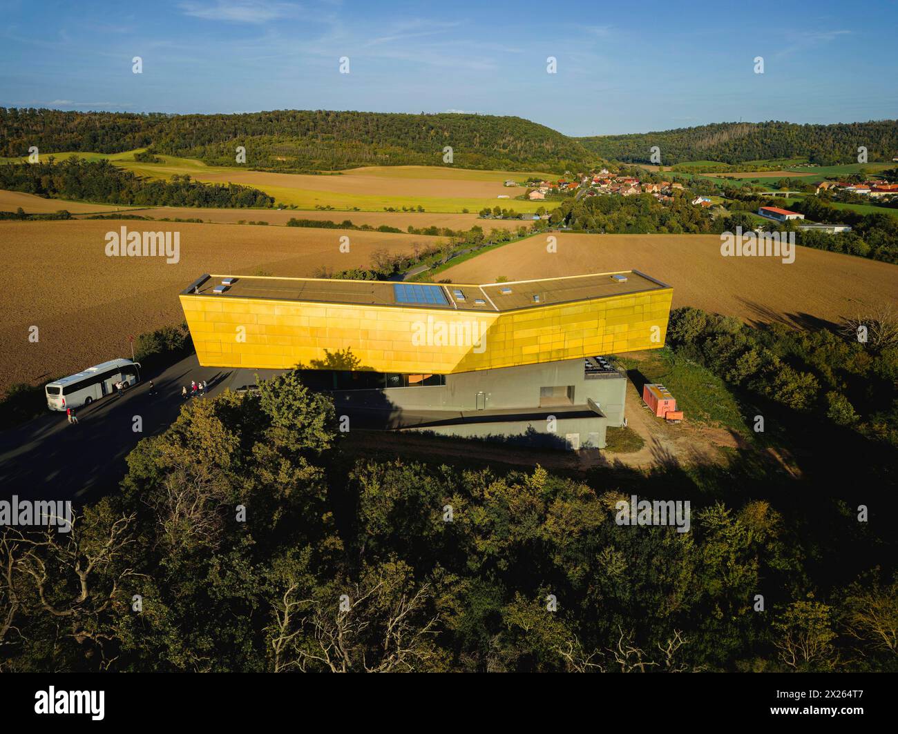 Arche von Nebra Markantes modernes Besucherzentrum mit astronomischen ...