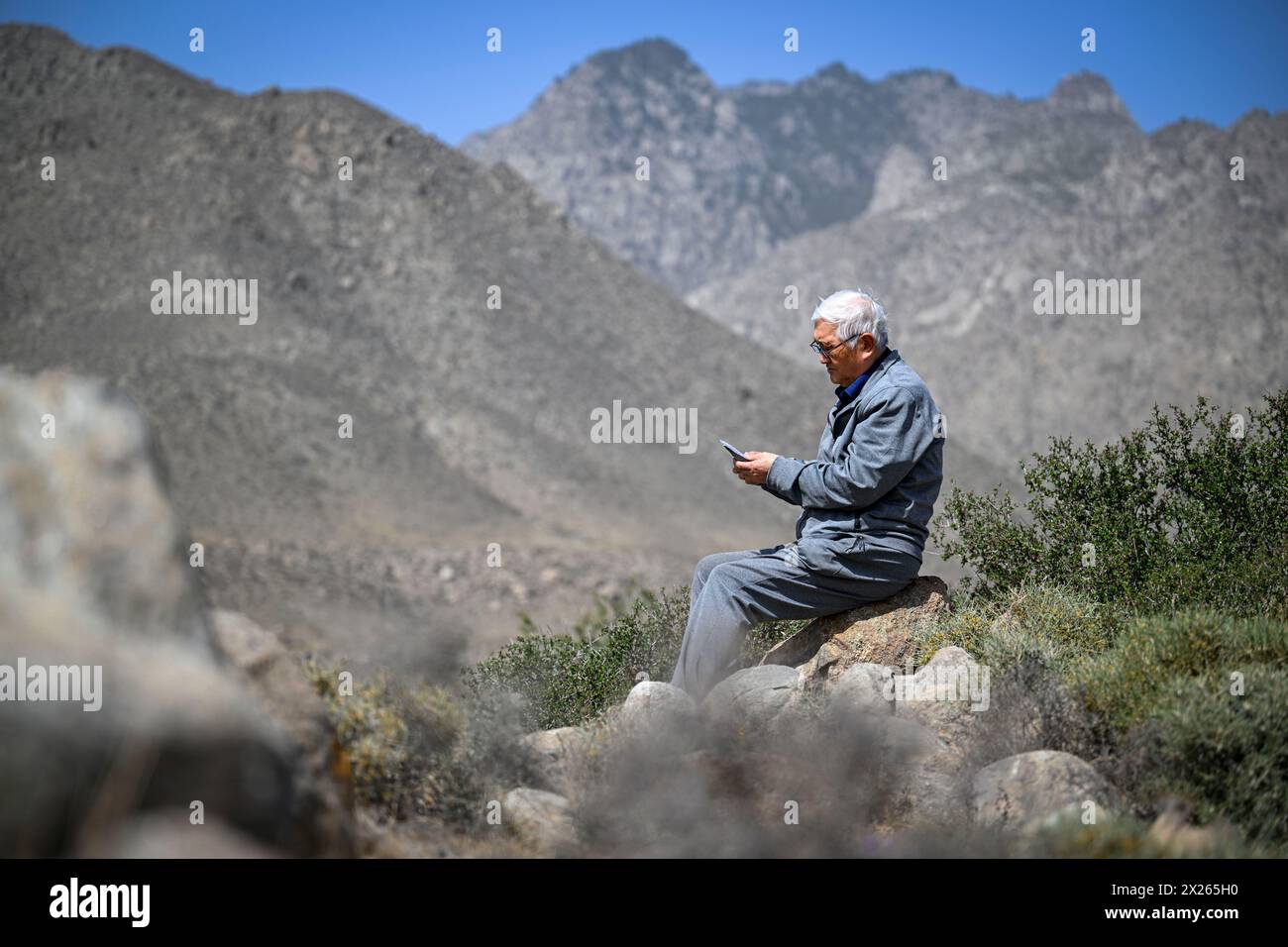 (240420) -- YINCHUAN, April 20, 2024 (Xinhua) -- Yan Senlin studies a ...